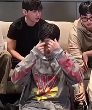BTS Community Post - meu bichinho com síndrome de cabelo fantasma tadinho ele só quer o ...