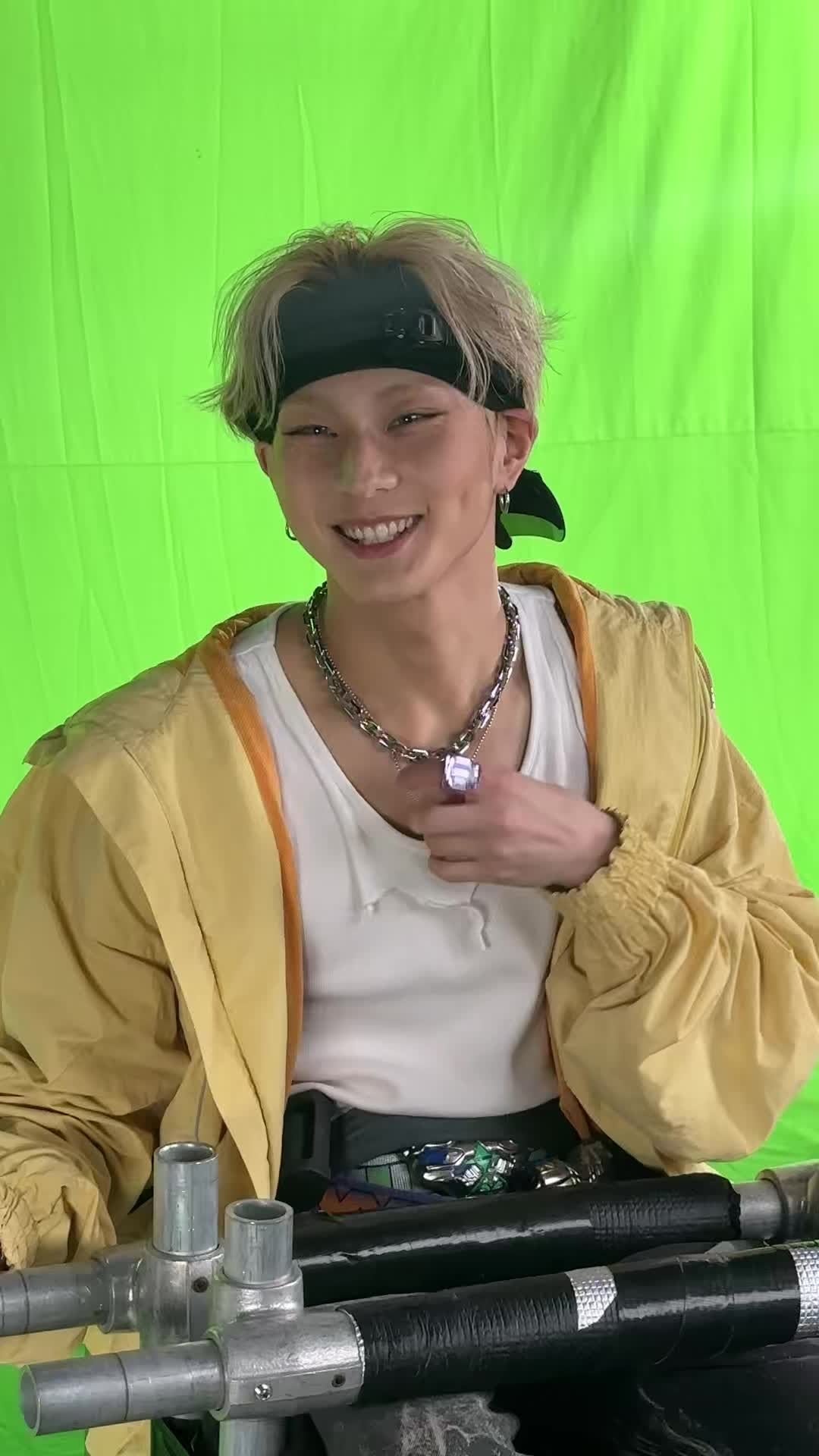 ENHYPEN Community Post - Outside behind the scene - JUNGWON