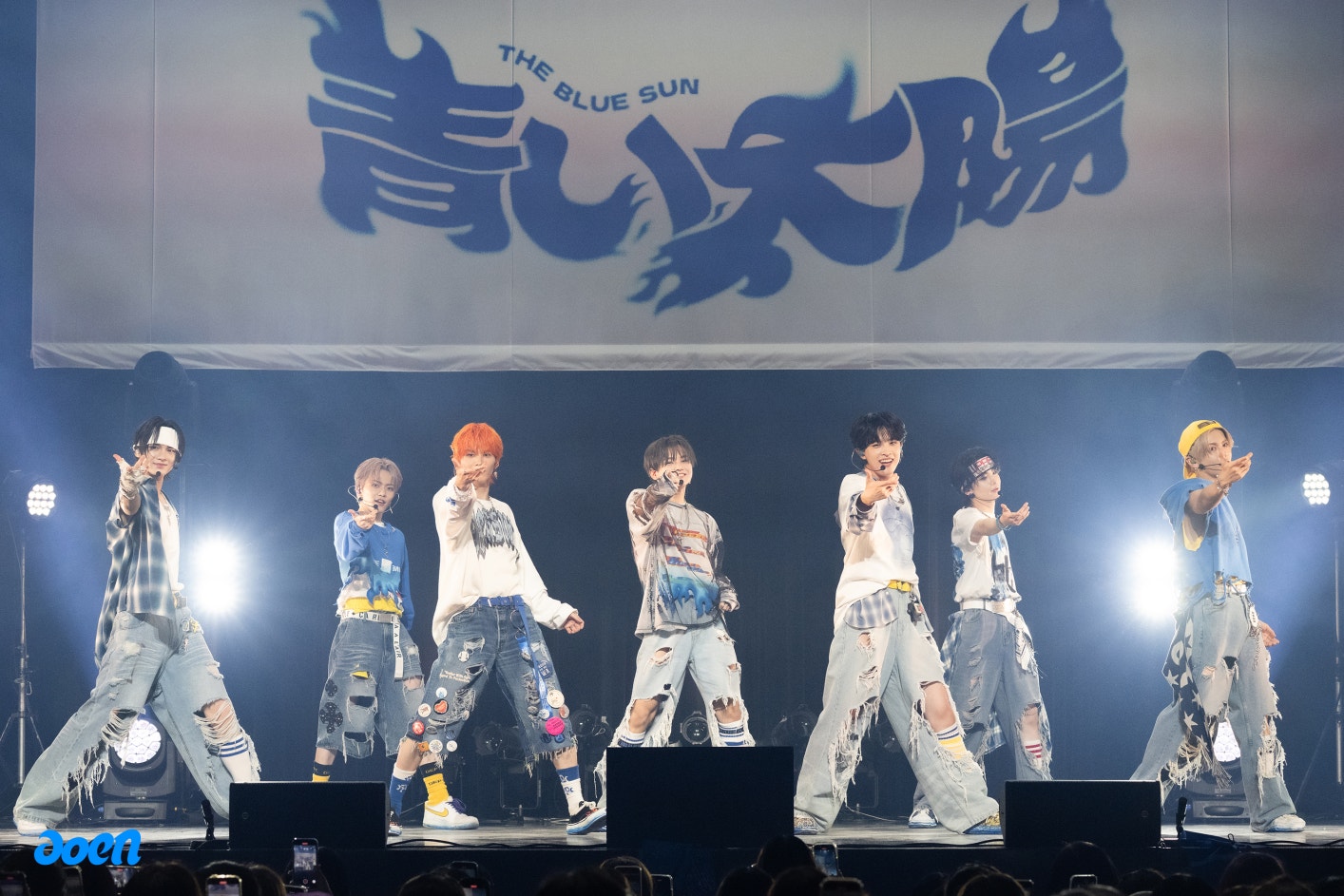 Weverse aoen Image - Debut Single SHOWCASE ‘The Blue Sun’ Behind Photo