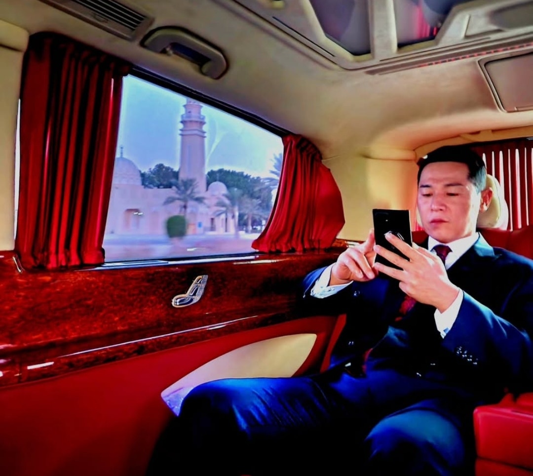 BTS Community Post - Mr.lee..... is looking dmnn handsome😁😆