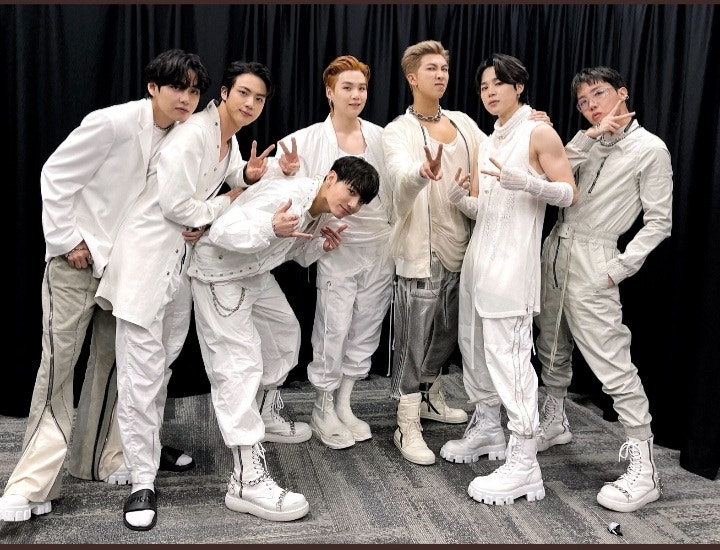 BTS Community Post - 📣ARMY, make sure to stream the PTD Live Album🤗💜 ...