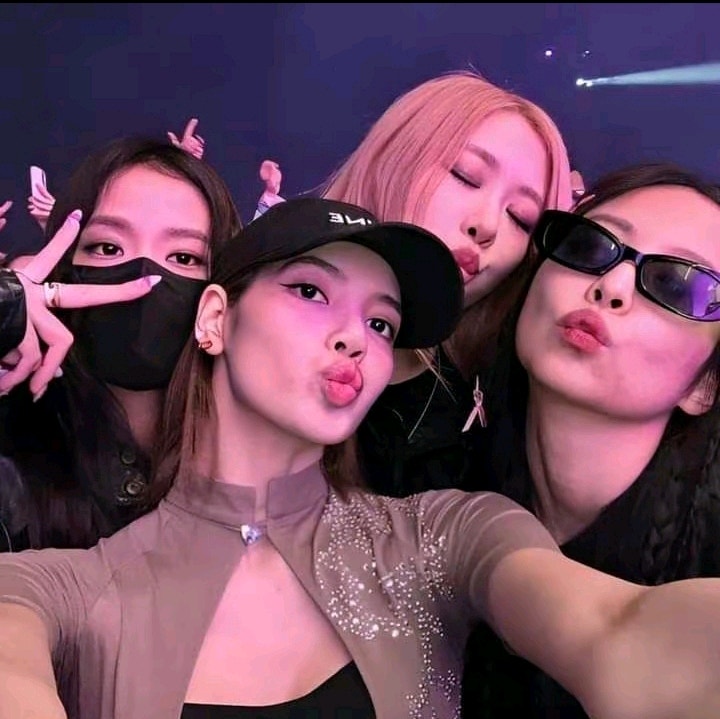 BLACKPINK Community Post - Blackpink girls 🖤💗