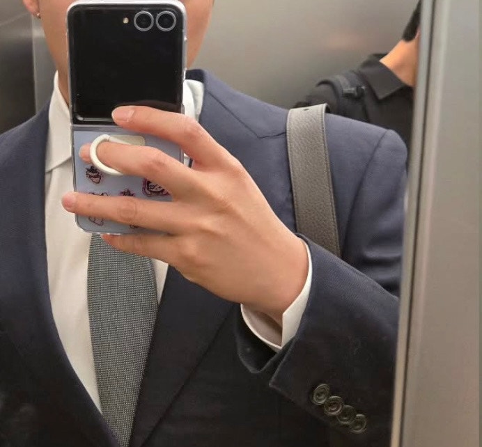 BTS Community Post - I love his beautiful fingers💜