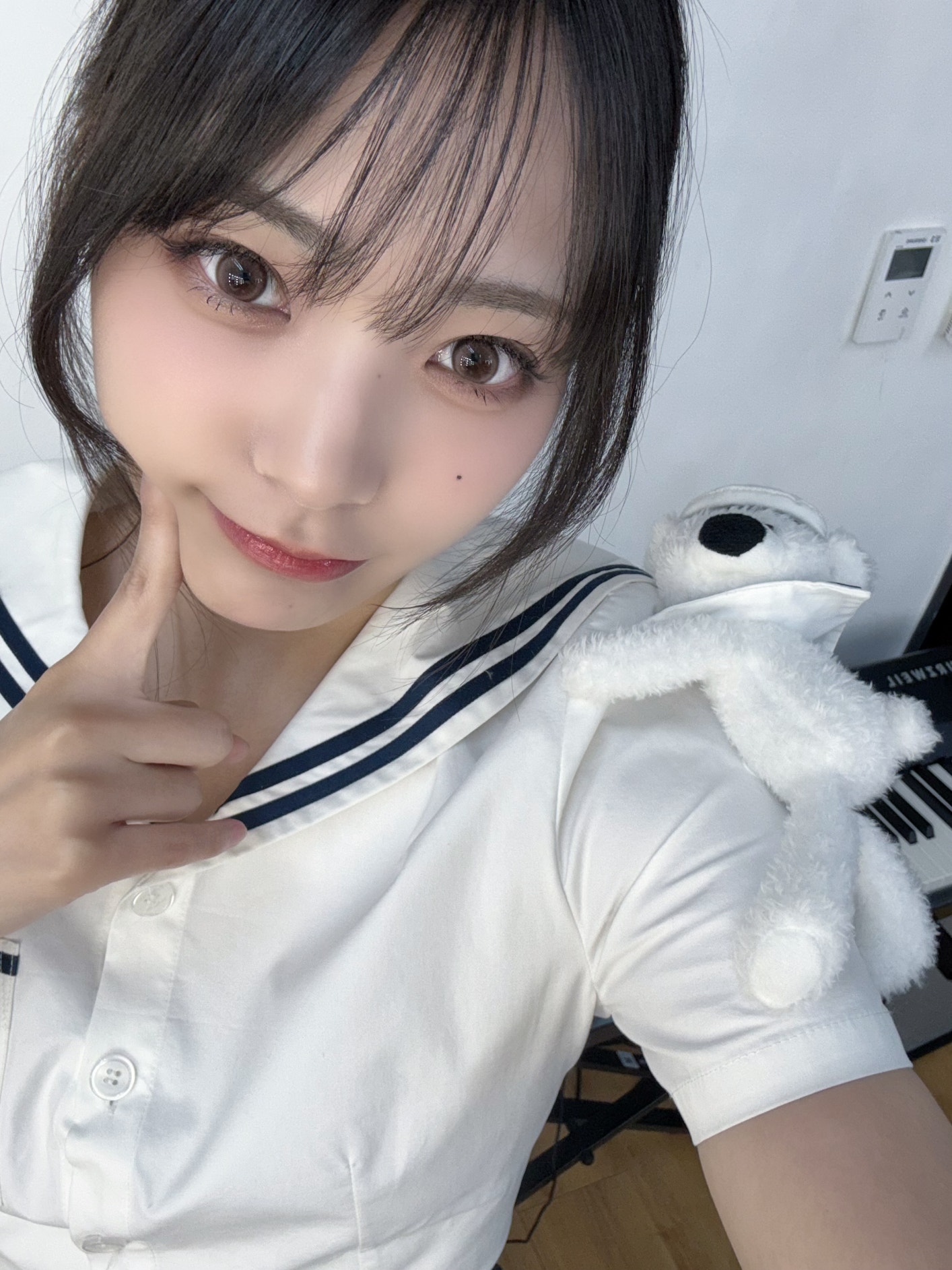 QWER Community Post - 팬사인회🤍🌊 오늘도 사랑 듬뿍 줘서 너무 고마웠어요 ㅎㅎ 이제 일주일도 또 열심히 버틸 수 있다!!!!! 의상 귀엽다고 다들 칭찬해 ...