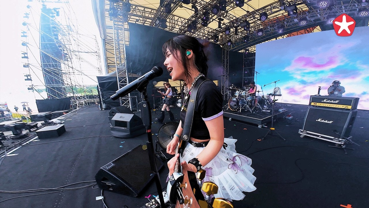 Weverse QWER Media - 펜타포트에 울려퍼진 QWER 흰수염고래