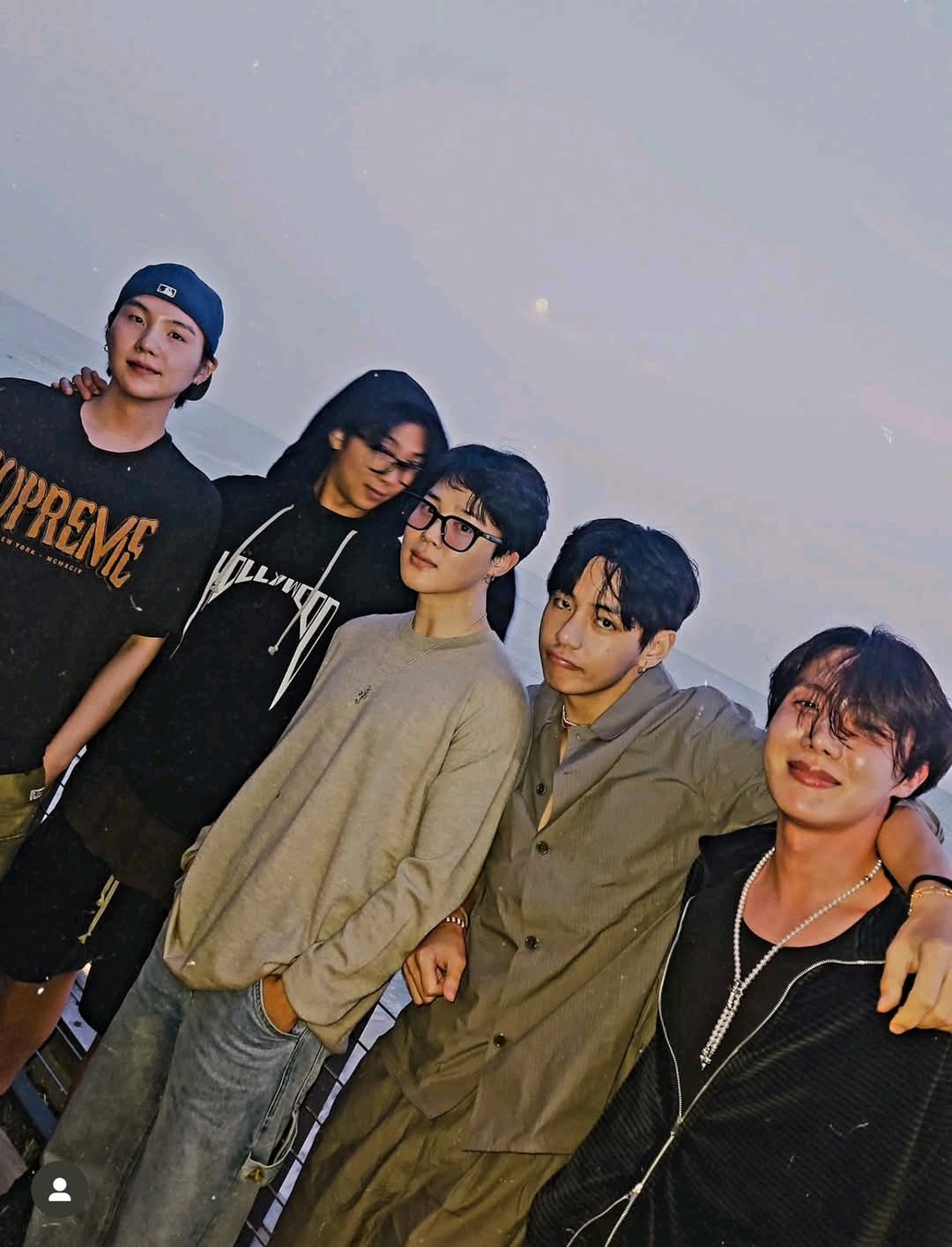 BTS Community Post - Los Reyes👑