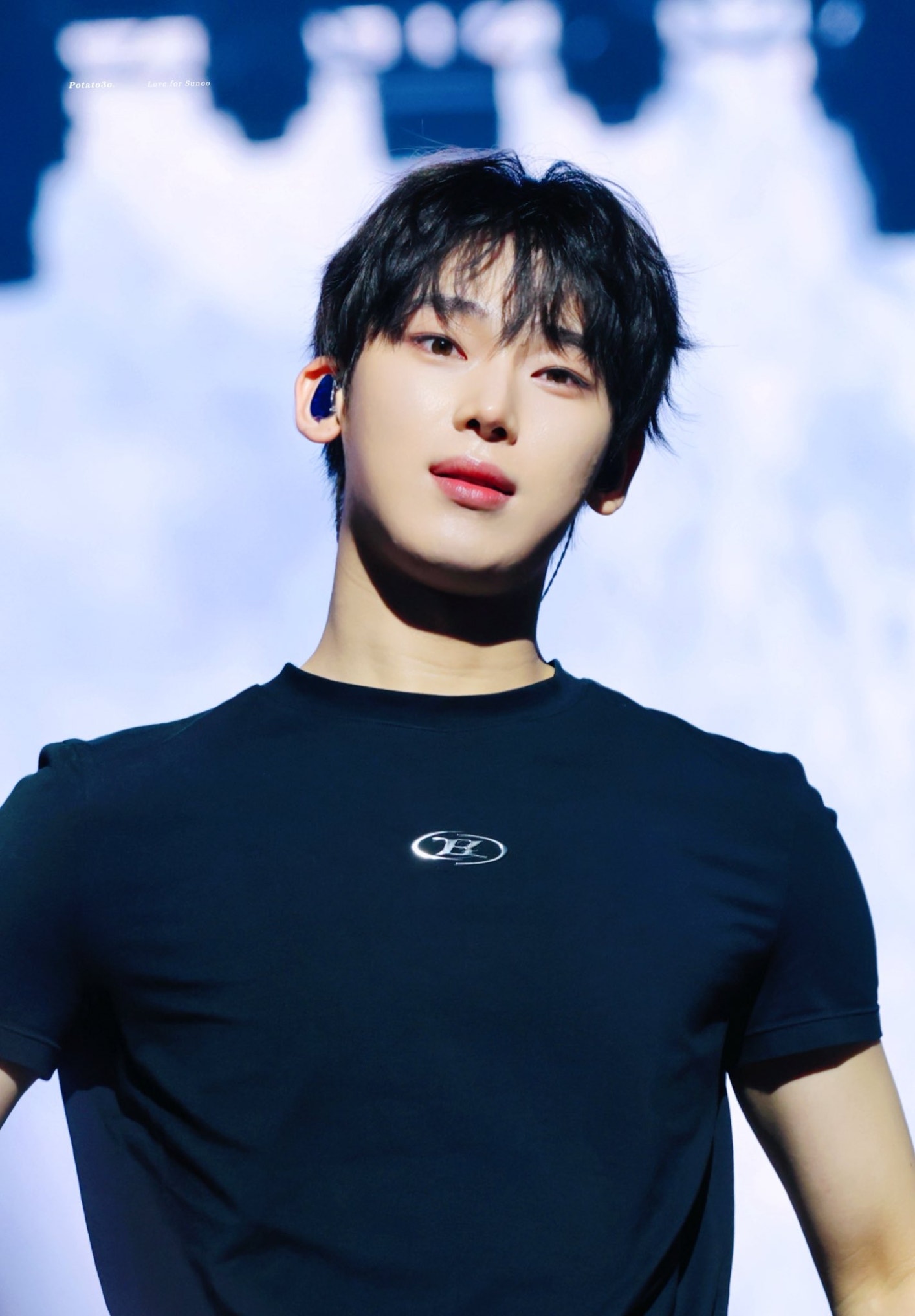 ENHYPEN Community Post - THE BROAD SHOULDERS AND THE ARMS?????😵‍💫😵‍💫KIM ...