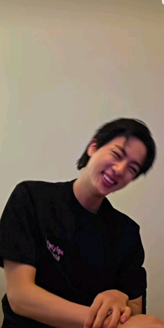 BTS Community Post - JINN HYUNGGGG I MISSEEEDDD THE LIVEEE AGAIN WHY EVERYTIME THIS HAPPENS TO ...