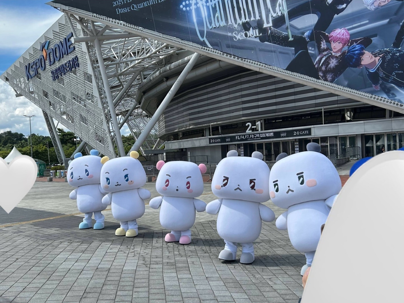 PLAVE Community Post - 플레이브는 날씨 요정인게 틀림없습니다 🥹 덥긴 하지만 하늘이 너무 이쁘고 플레이브 사진이 아름답고 므메미무가 귀엽습니다😭