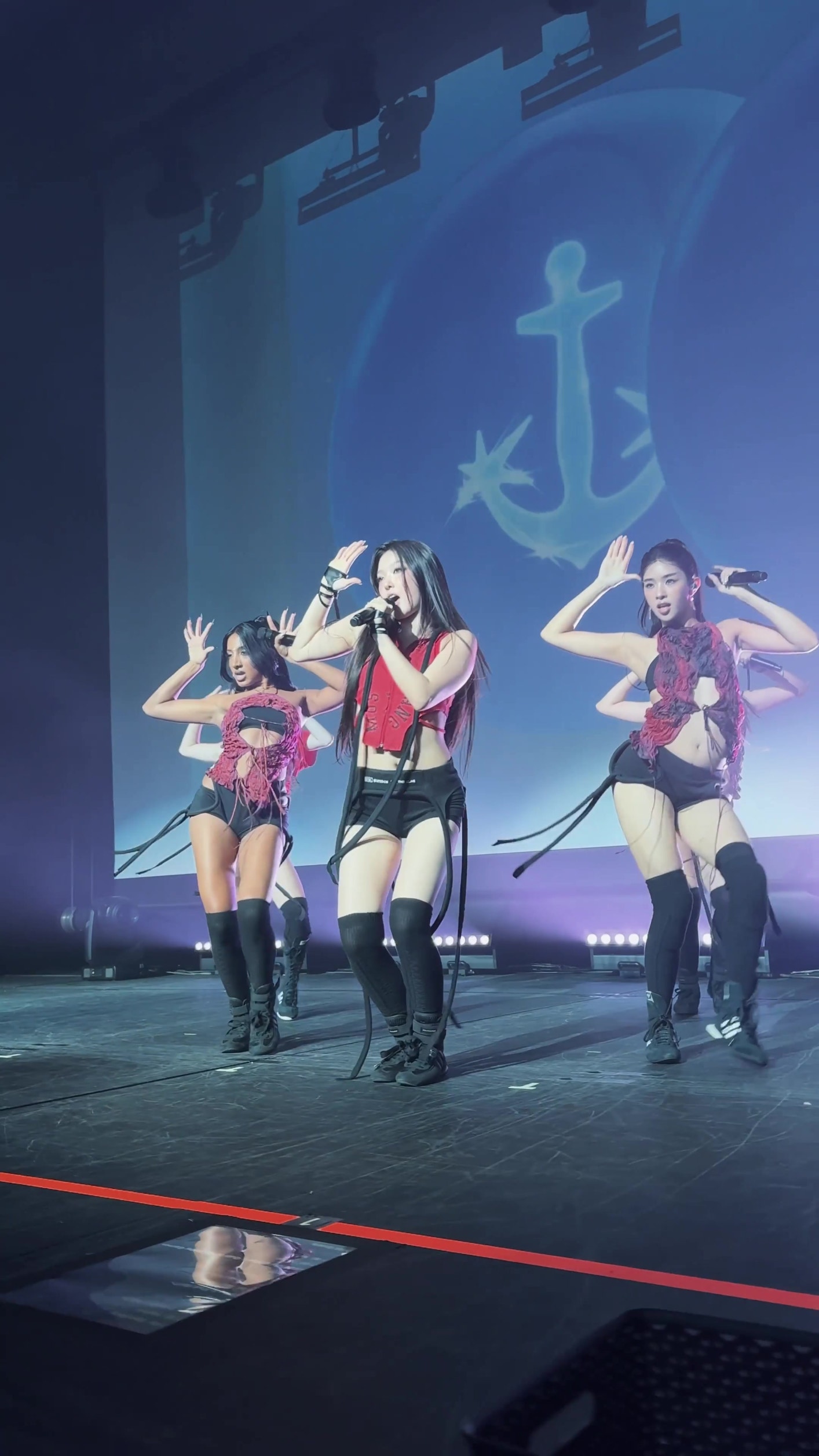 Weverse KATSEYE Media - Debut dance break you will always be famous 🖤