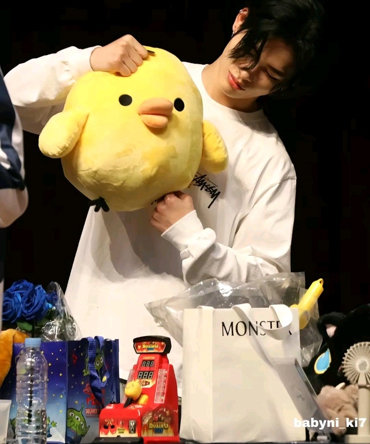 ENHYPEN Community Post - Niki be like "is this duck cuter than me 😽"