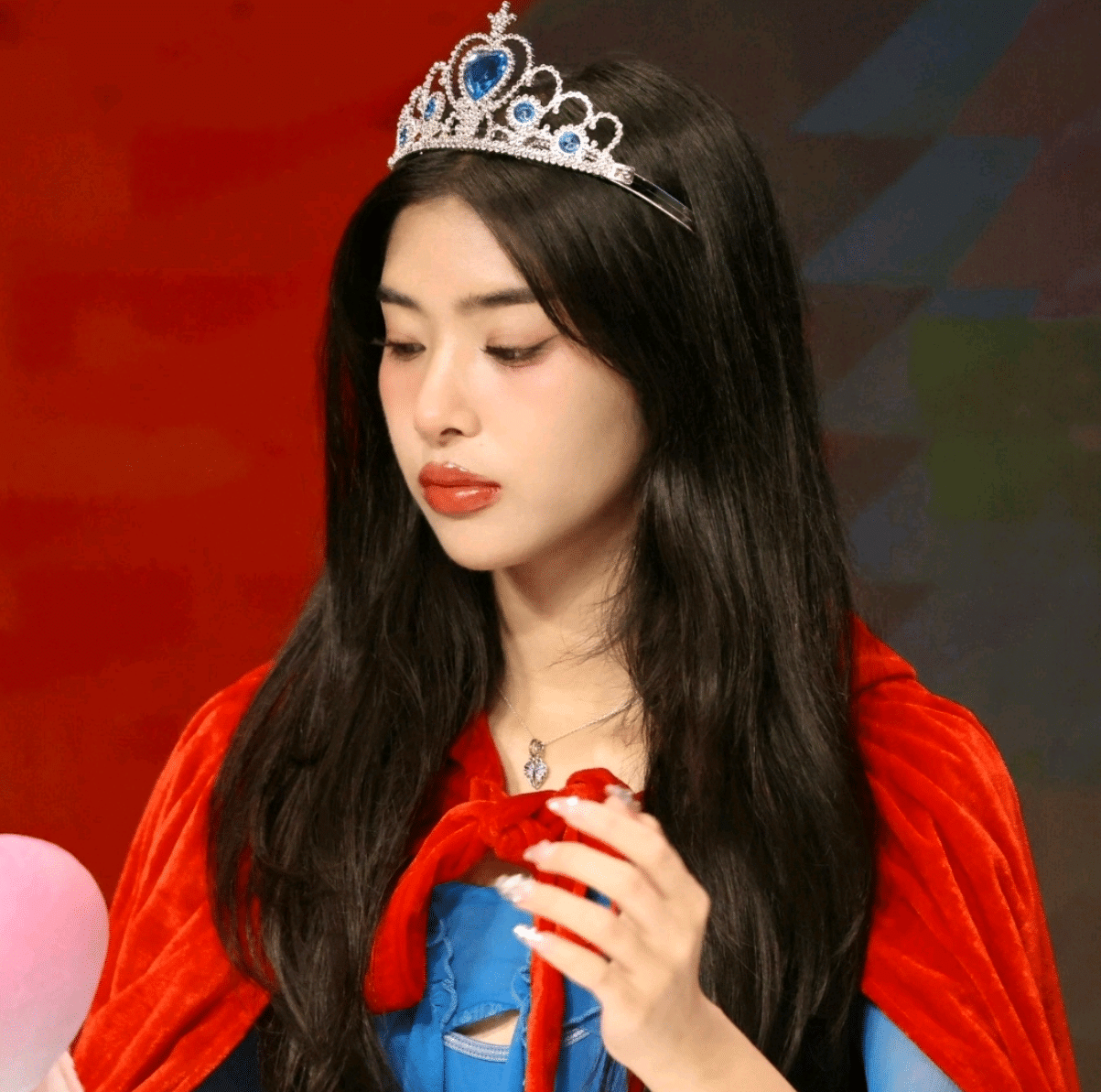 KATSEYE Community Post - SOPHIA DO YOU WHISTLE WHILE YOU WORK ?!?! 🍎