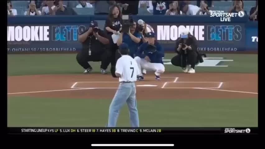 BTS Community Post - Tae throwing first ceremonial pitch at Dodgers...💕 ...
