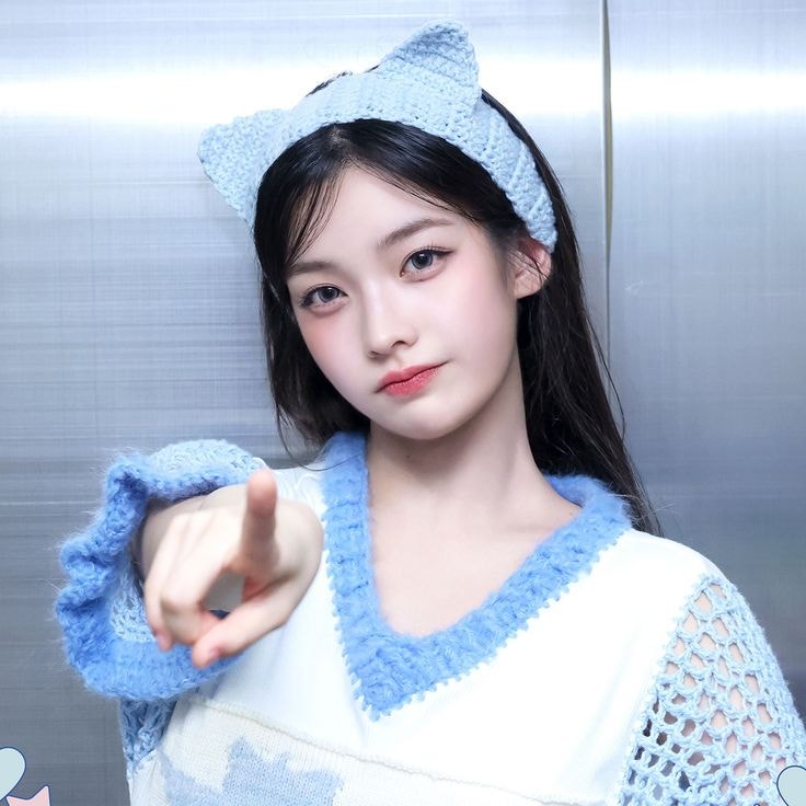 ILLIT Community Post - She be looking so pretty so cute at the same ...
