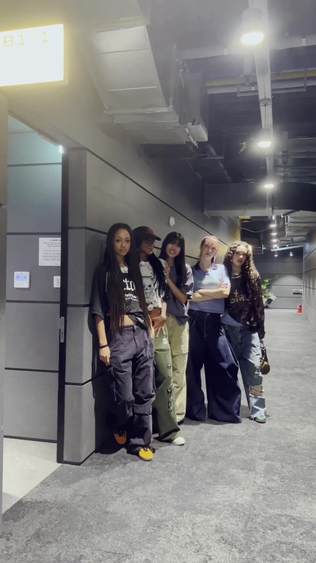 Multimedia de KATSEYE de Weverse - KATSEYE'S VIEWFINDER in Seoul Sketch #2