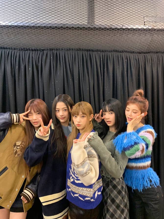 NewJeans Community Post - OMG 2주년 기념 멜론 OMG 셀카