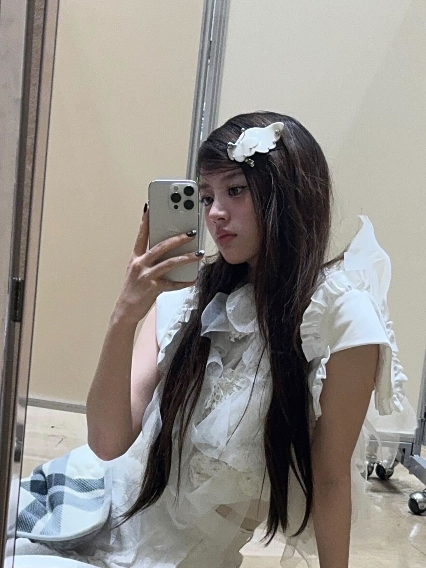 ILLIT Community Post - PRETTYYY 😵💖