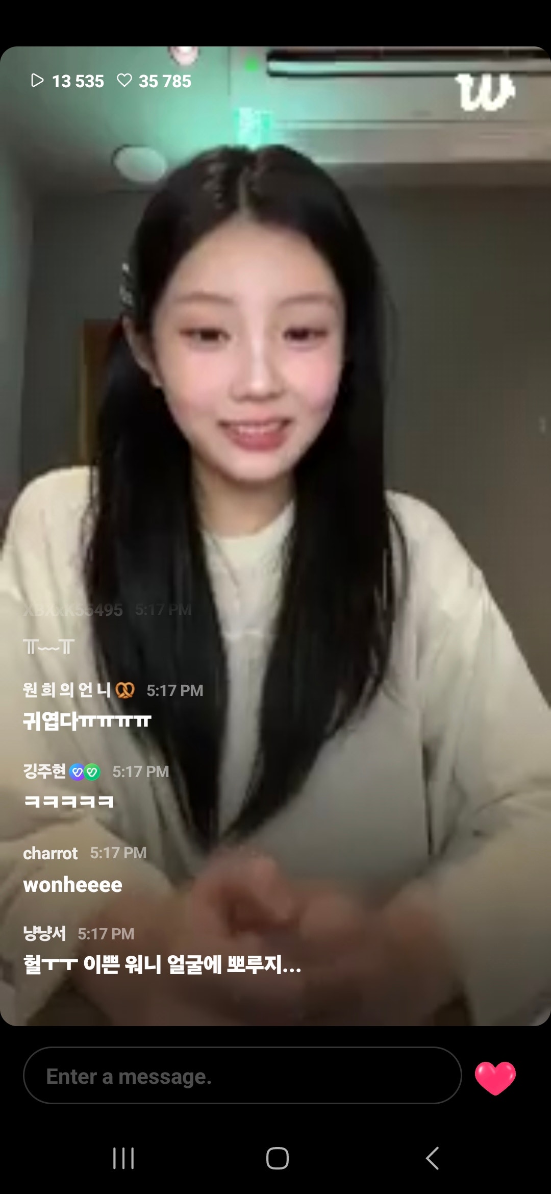 ILLIT Community Post - wonhee is live on weverse