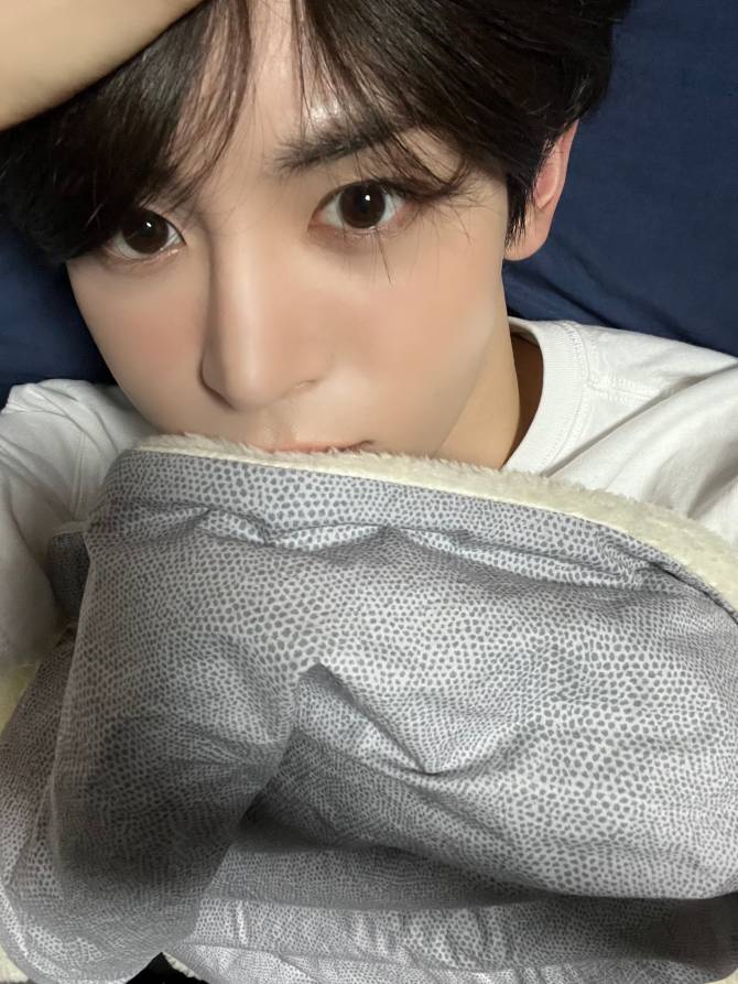 Nowadays Community Post 우리 데이앤들이 침대 셀카 원하셔서 어때요 마지막 사진 돌려서 보지