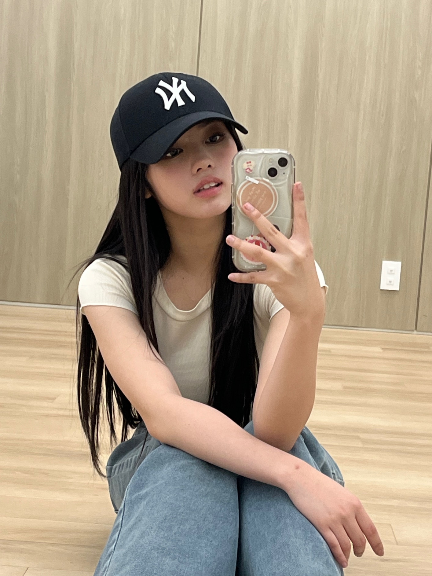 UNIS Community Post - 😎🖤 - ELISIA