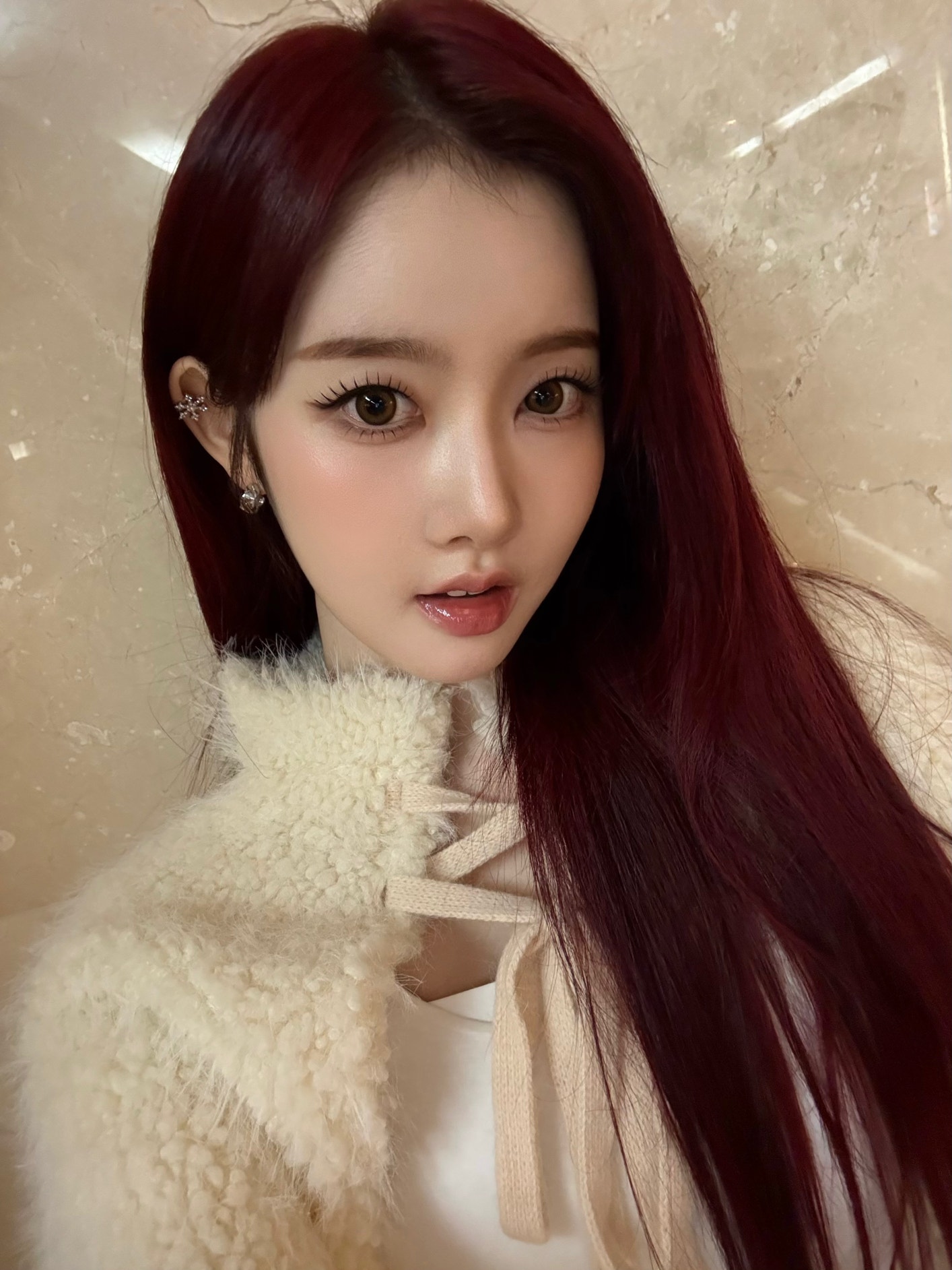 STAYC Community Post - 빨간머리씬의 찰칵 6번♥️📸 어때x6😘 - Sieun