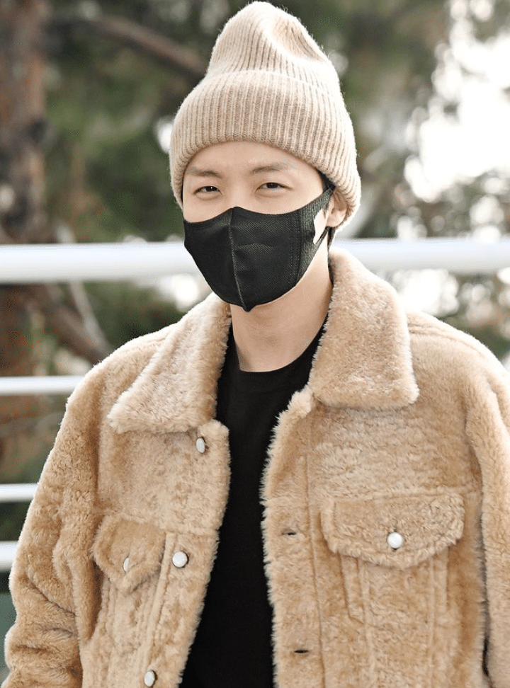 BTS Community Post - Hobi en el aeropuerto de Incheon para su salida ...