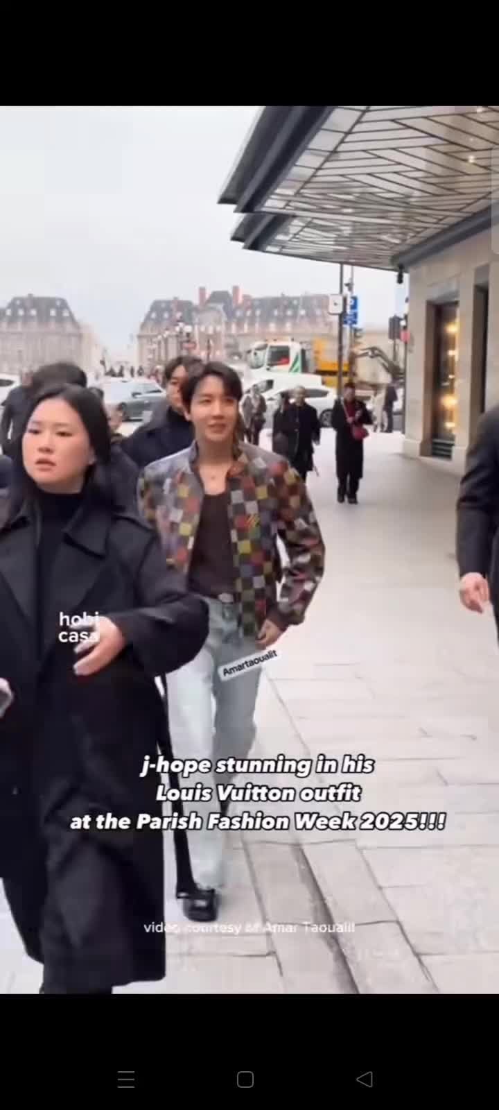 BTS Community Post - "제이홉 씨는 파리에서 열리는 루이비통 2025 가을-겨울 남성 컬렉션에 참석할 예정이다. 날짜 🗓️: January 22,2025 ...