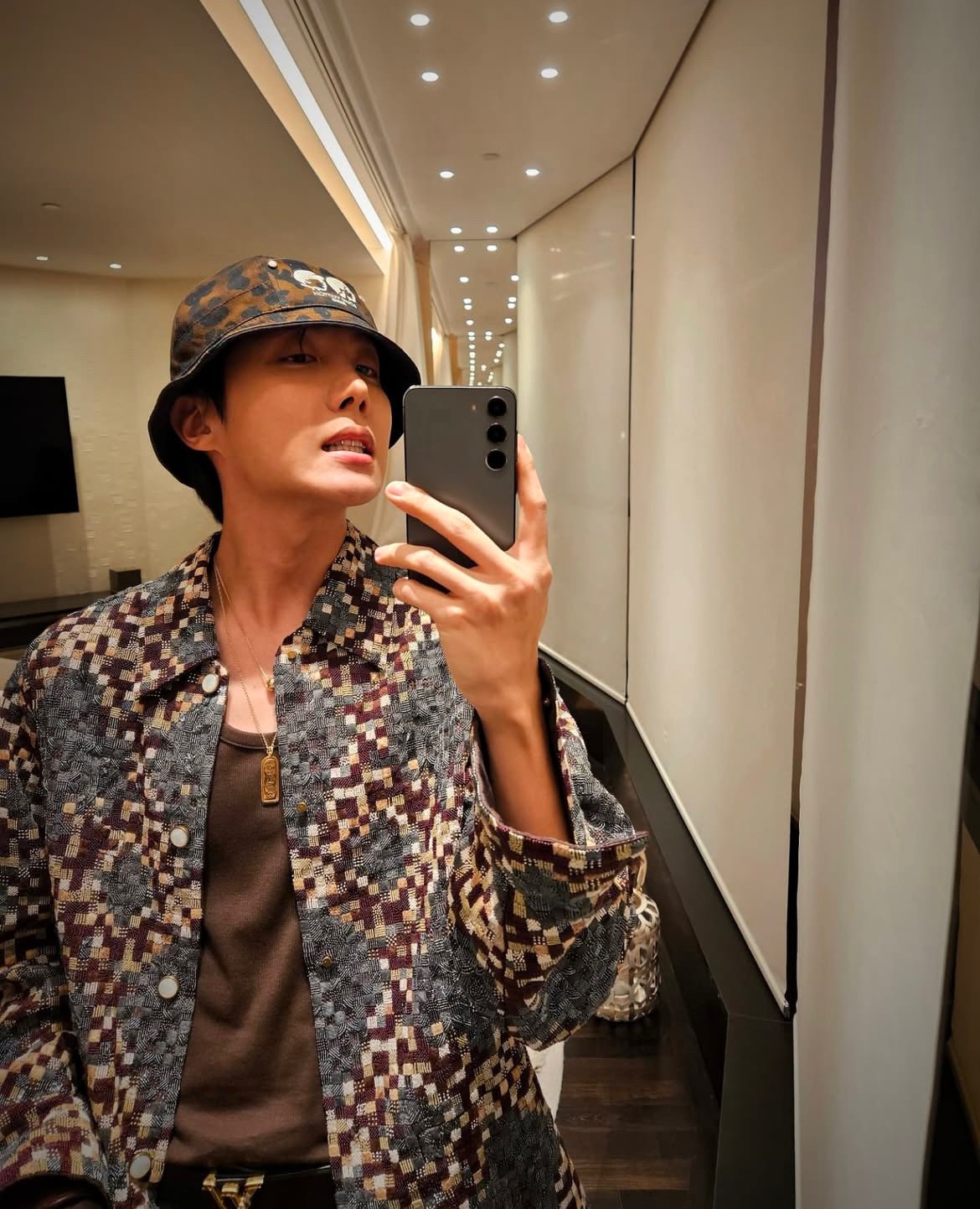 BTS Community Post - ホソクさんかっこよすぎます！！ オシャレすぎてさすがに映すぎてる💎♡