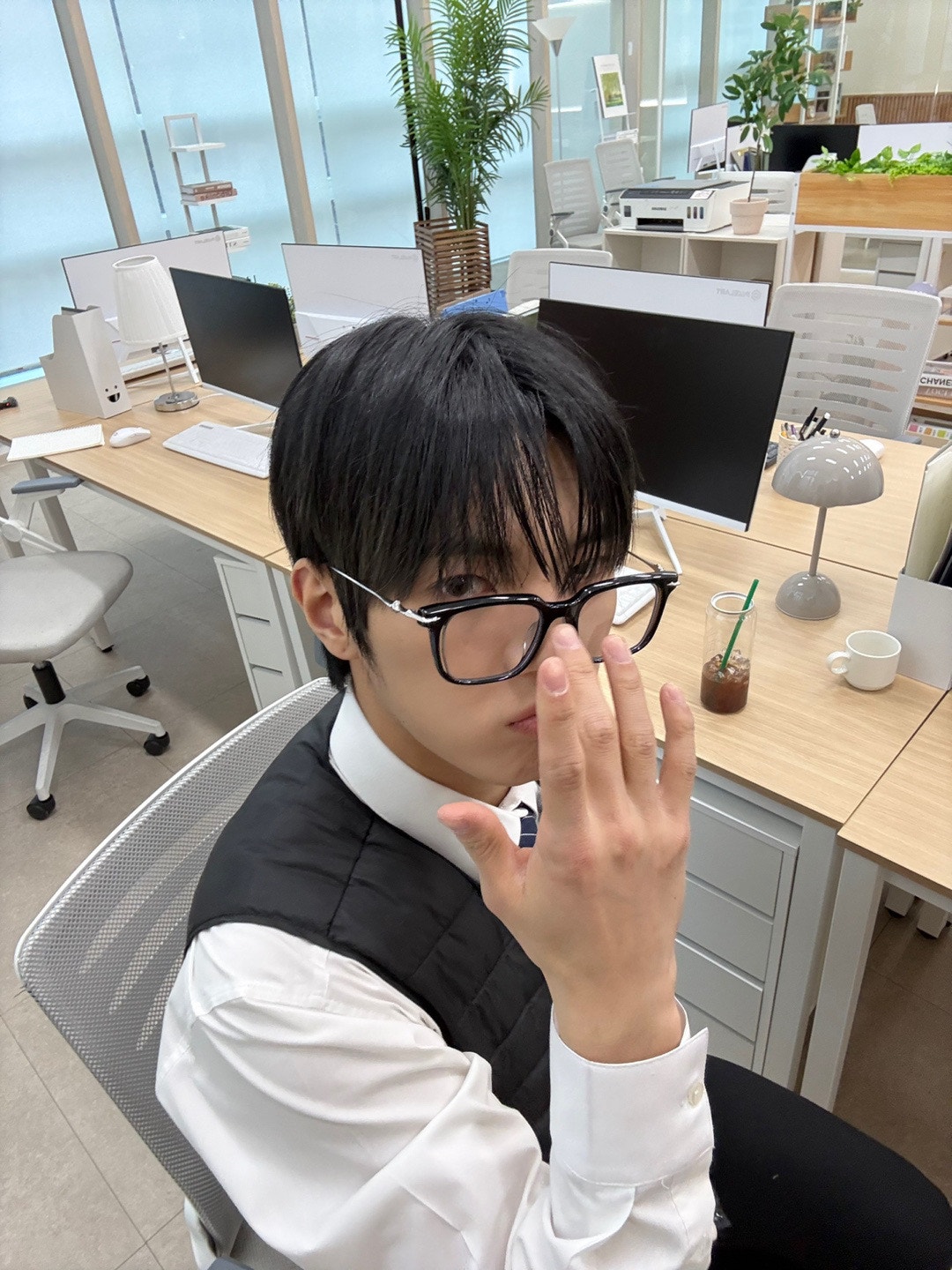 WHIB Community Post - 퇴근하고 싶습니다만🥸 - LEEJEONG