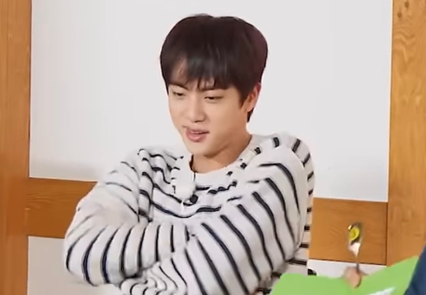 BTS Community Post - #dear_jin_from_army JINくんアンニョン💜 今日のタリョジン 昔の曲っぽいから大変だったけど… JINくん歌声ちょっと聴けて🩷 ...