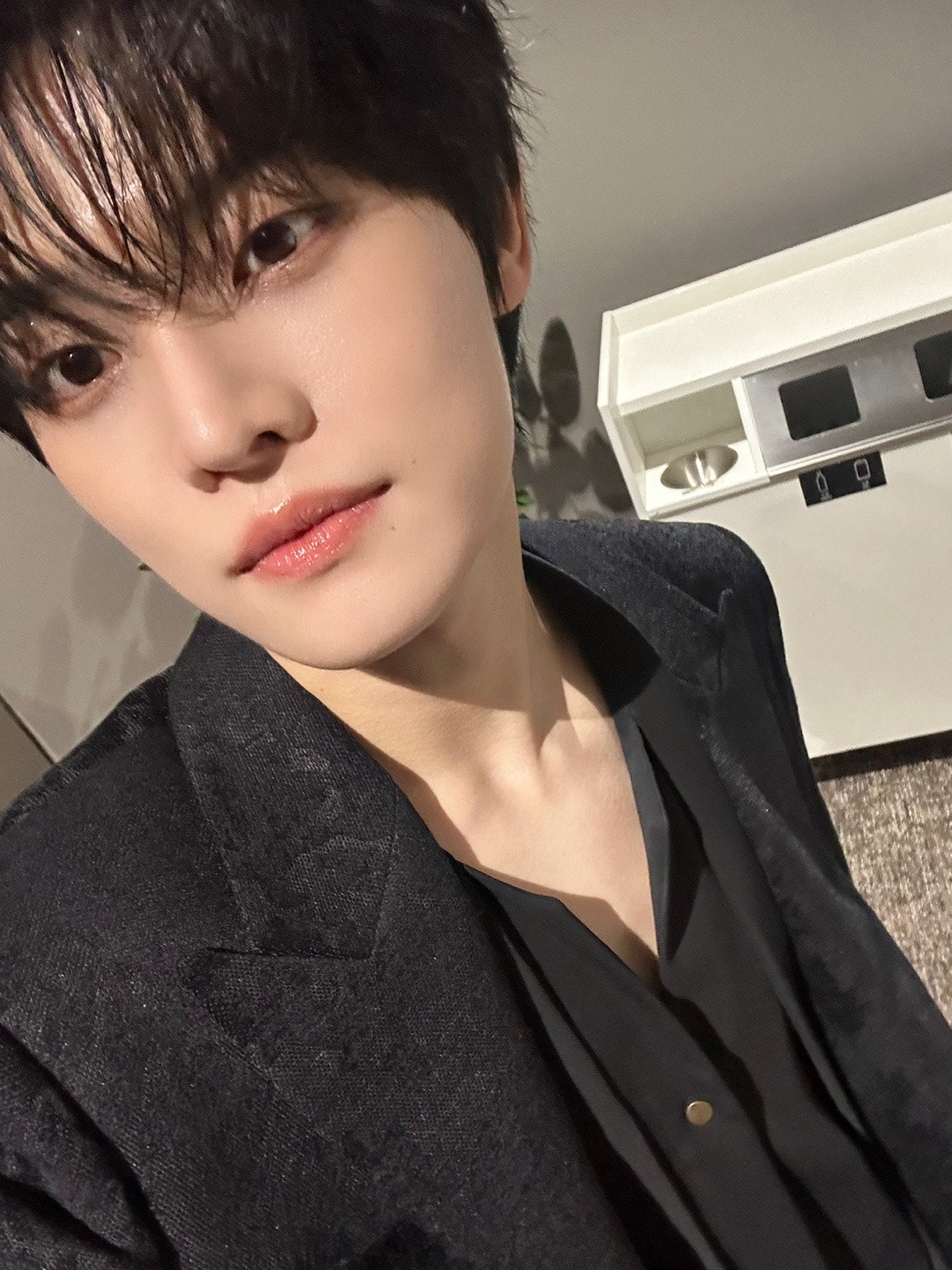 CLOSE YOUR EYES Community Post - 안 자는 사람 - JEON MINWOOK