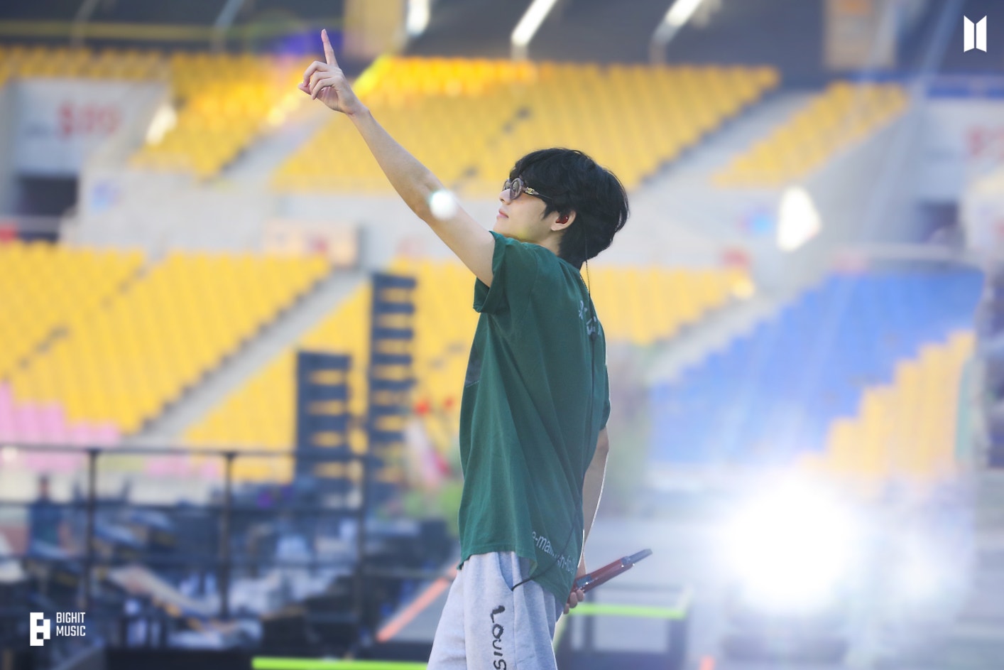 BTS Community Post - #dear_v_from_army てて、、 今日もお疲れ様です🍀 寒いし、体調崩してないと良いな ...