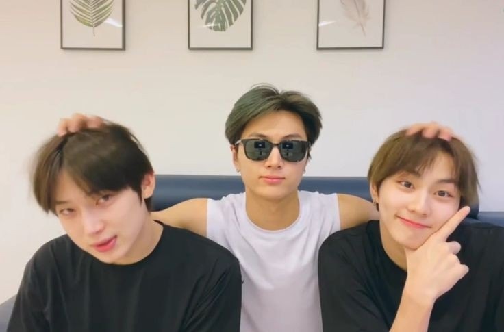 ENHYPEN Community Post - 두 자녀와 함께 있는 제이