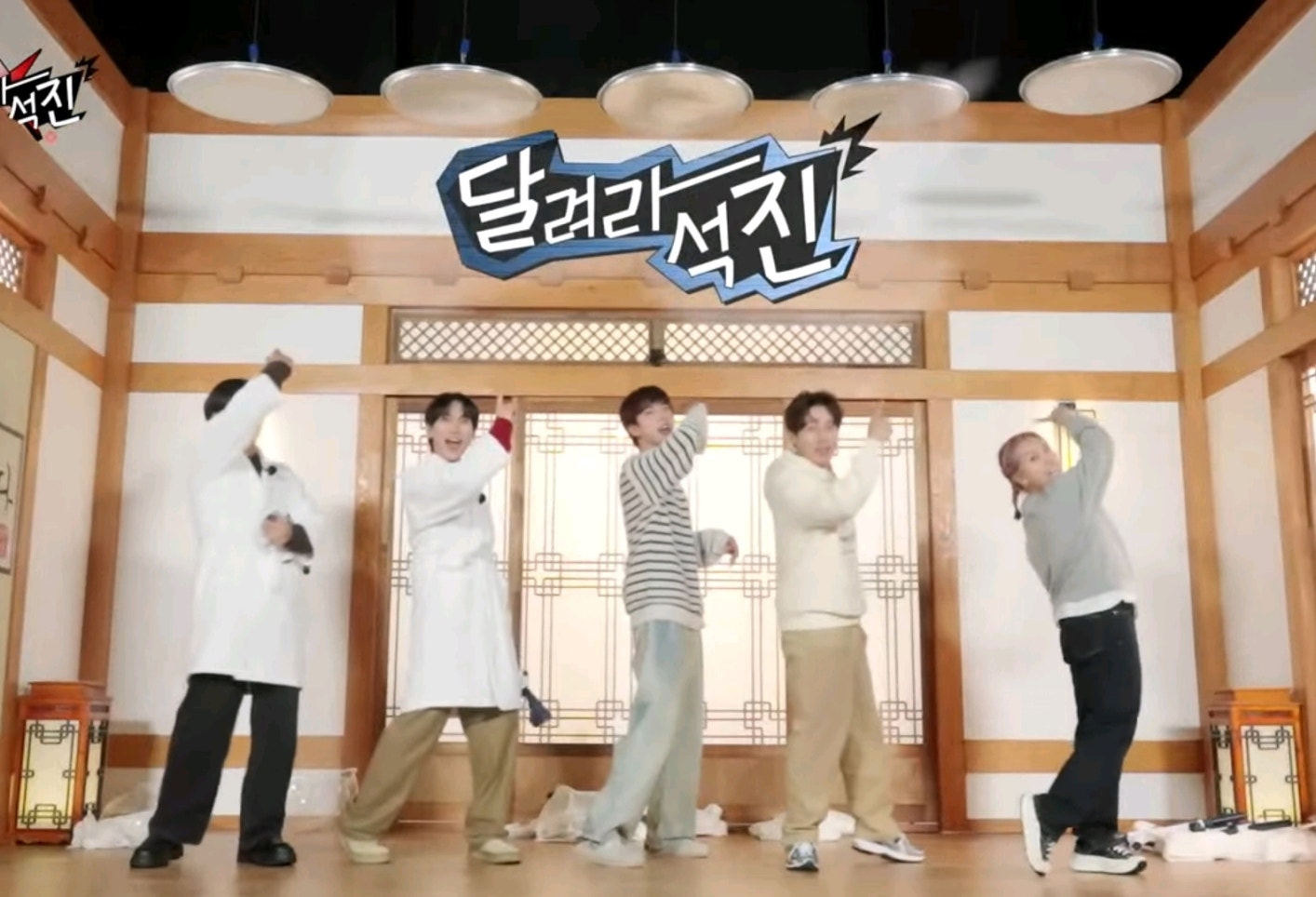 BTS Community Post - 大好きな火曜日 爆笑の火曜日 癒しの火曜日 芸人先輩の中でも ジンくんのお笑いセンスは負けてない👍 ...