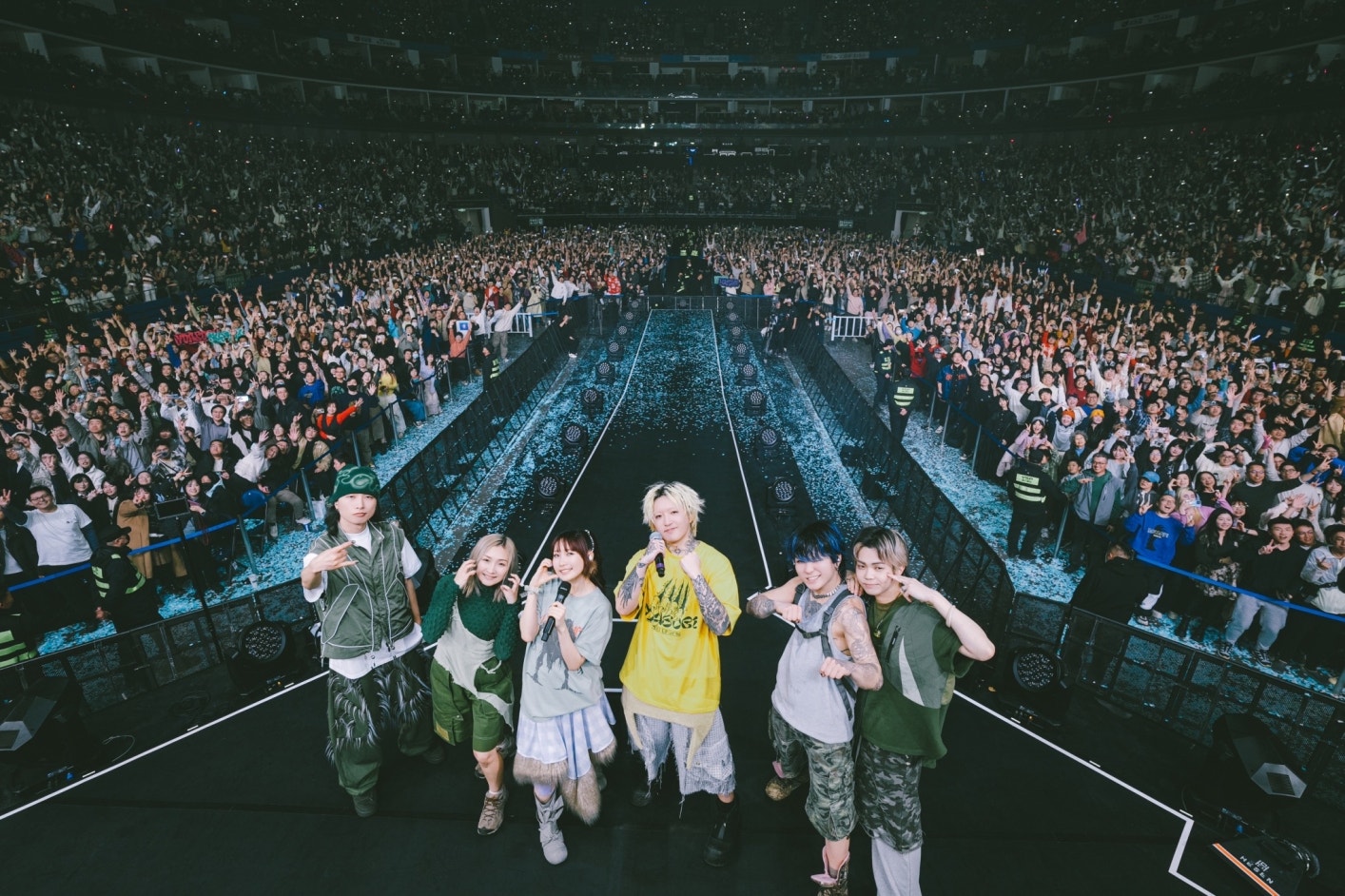 YOASOBI社群貼文 - 上海公演DAY1，谢谢大家！ 饱含大家热情的打call和回应，全部都很清楚地传达到了。 希望还有机会再见！