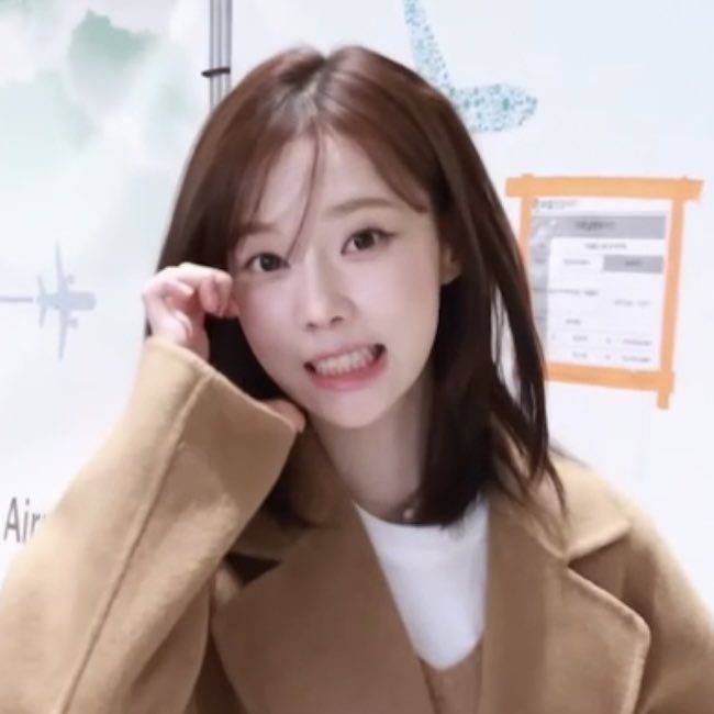 Aespa Community Post 저 오늘부터 민정이를 향한 마음을 접습니다 가로 세 로반을 접은 후 펴줍니다
