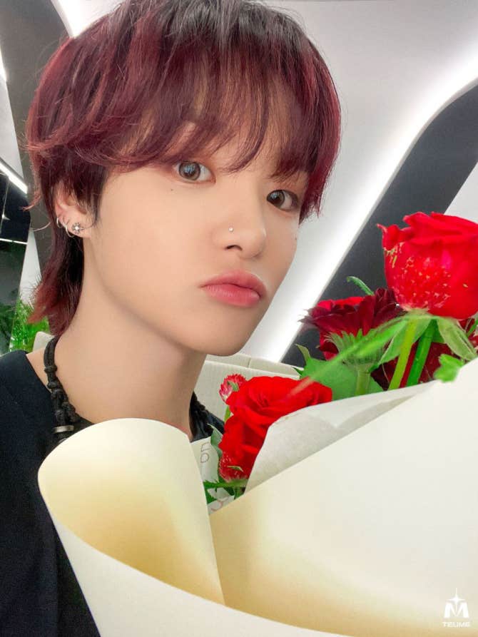 Treasure Community Post 지훈이는 꽃과 하나가 되어 더 예뻐진다 ~ 🌼🌹🌸💐 To지훈