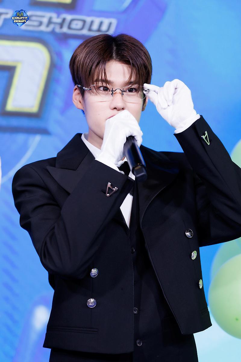 Riize Community Post 소희 엠카에 다양한 컨셉으로 옷 입고 나오는거 진짜 좋아하는데에☺️💕 또 다른 소희