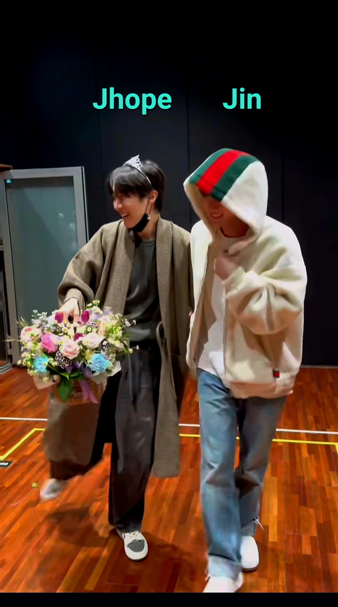 BTS Community Post - Jhope, Happy Birthday. A iludida☝️...Jhope lendo ...