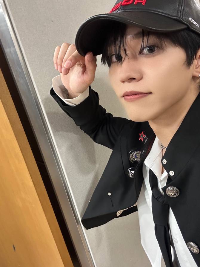 Onf Community Post 퓨즈들 The Stranger 활동 시작했습니다⭐️🔫 낼도 함께 액션~~~🔥🔥 活動