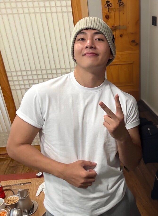 BTS Community Post - TATA FACE BABY ☺️😭OR HOT DADDY 🧎🏻🙂