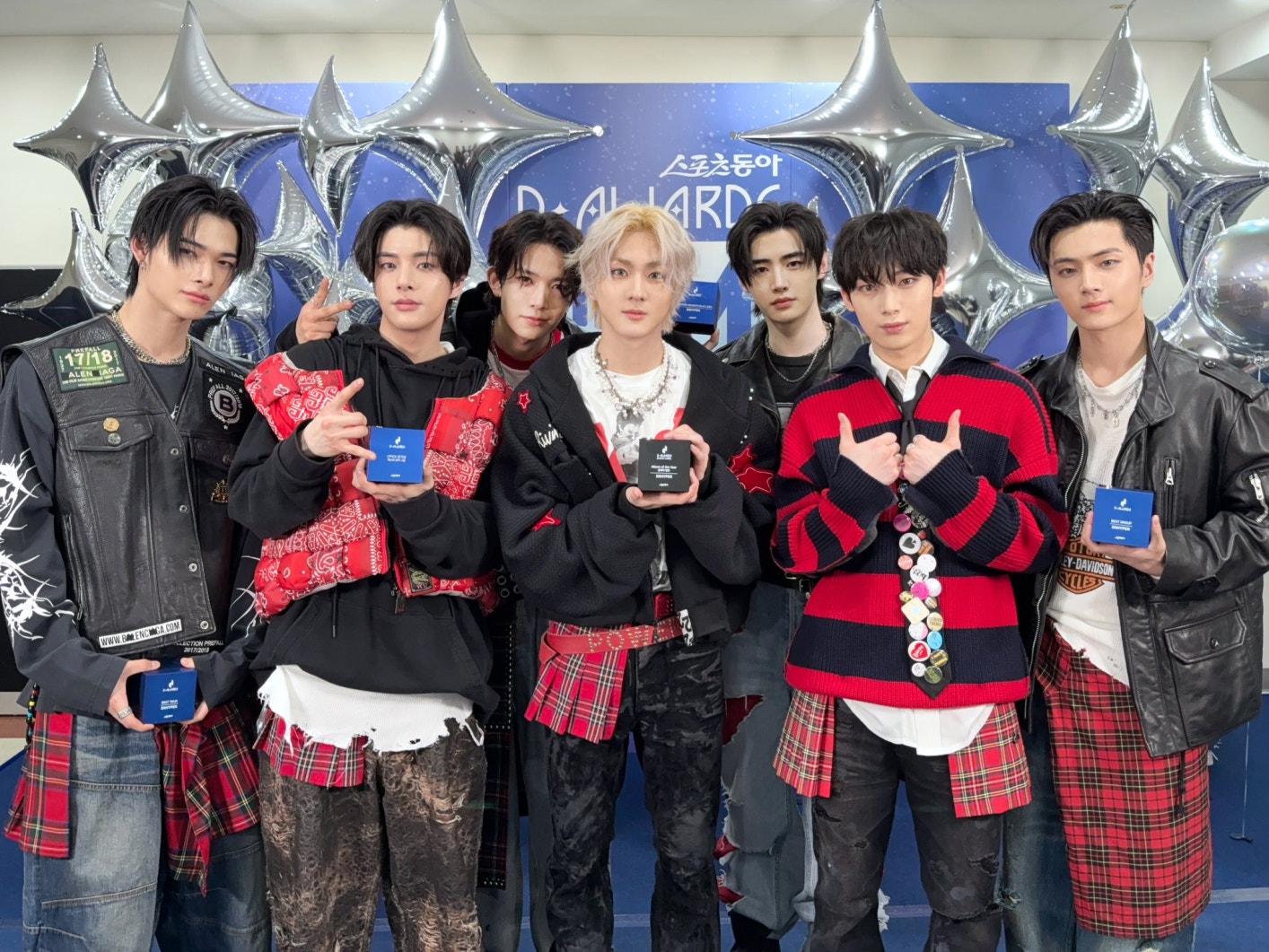 ENHYPEN Community Post - D-AWARDS [250222] 🩷 🏆 BEST TOUR 🏆 BEST GROUP 🏆 ...