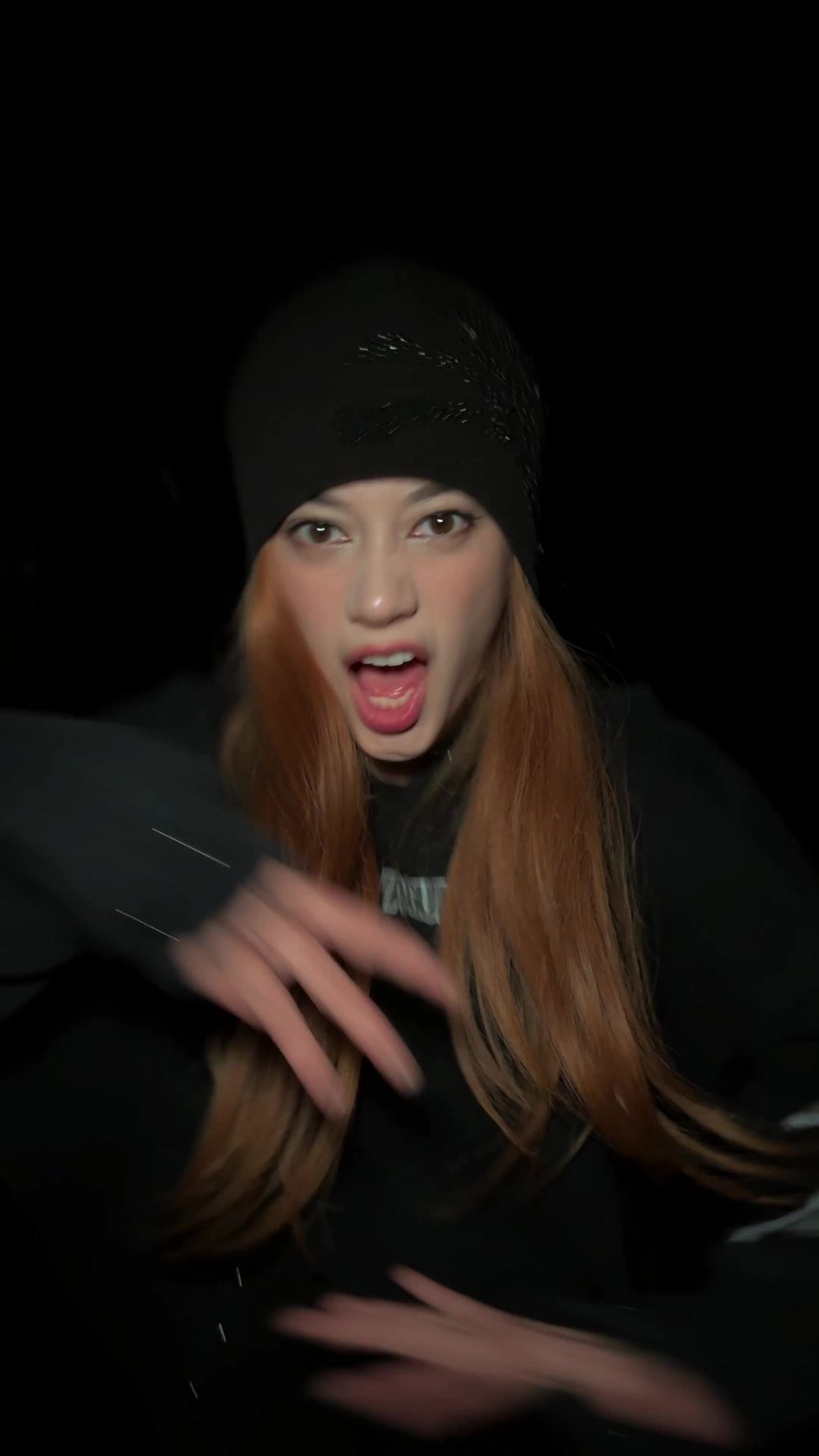 Weverse KATSEYE Media - now we're both in a trance🖤🤍