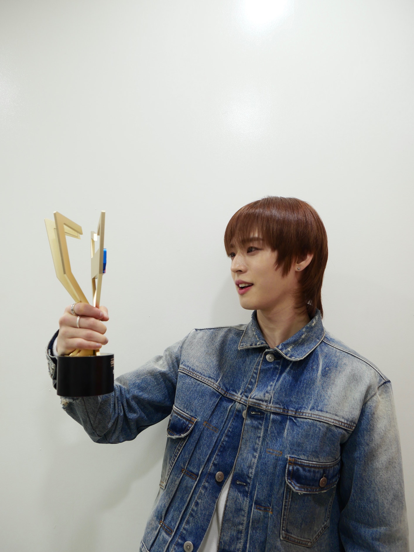 Onf 커뮤니티 포스트 저는 정말 행복합니다🥹 퓨즈들 덕분에 이번 활동 첫 1위도 하게 되었어요 이 트로피는 퓨즈들이 만들어