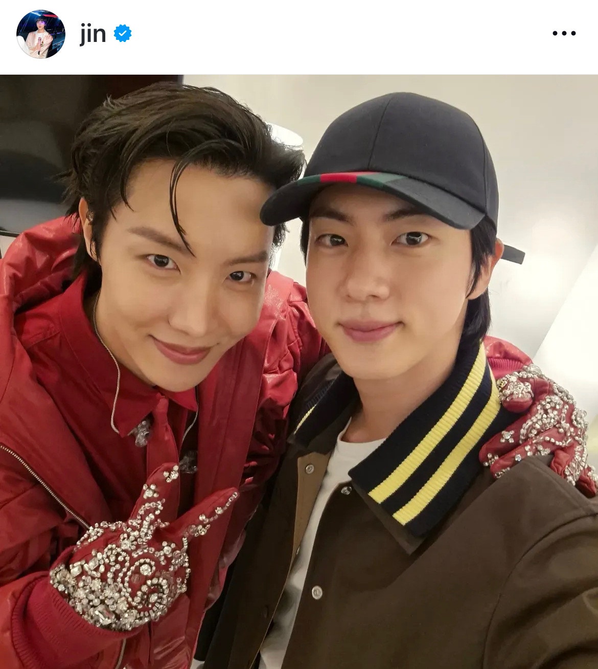 BTS Community Post - #dear_jin_from_army JINくんアンニョン💜 ホビのLIVEノリノリだったようで^^ しあわせそうなJINくん🩷良かったね （客席 ...