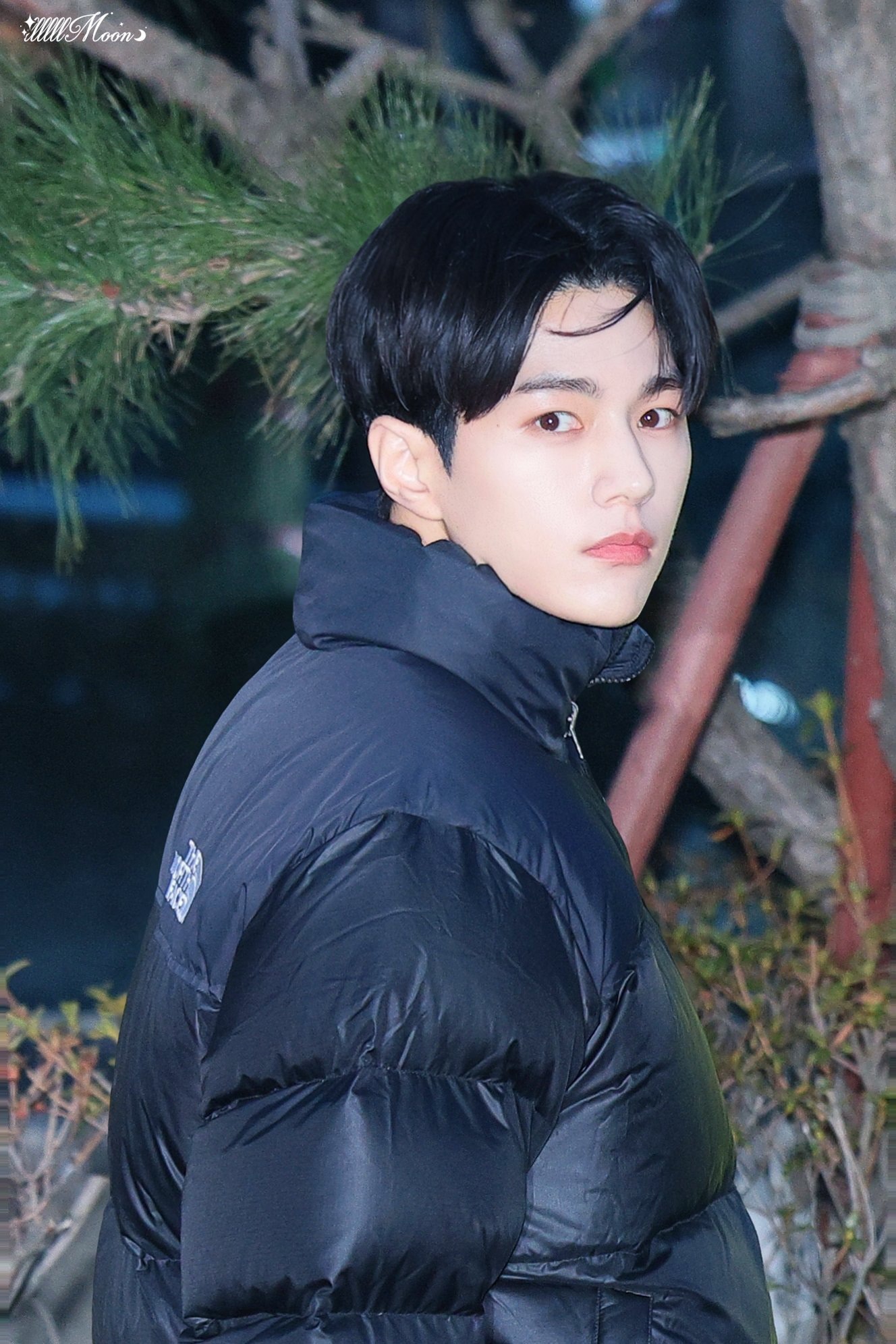 KIM MYUNGSOO(L) Community Post - 明洙啊～～～～ 到底為什麼10幾年，都ㄧ樣的臉😱😱恐怖片😆🤣 明洙不要再為了 ...