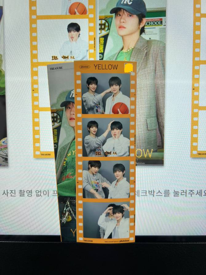 Treasure Community Post 다들 플레저 팝업 즐겨주오 🏻 이렇게 사진 찍는 거 추천이오 둘이 온 트메 혼자