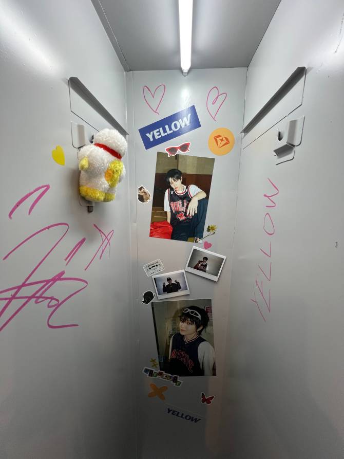 Treasure Community Post 다들 플레저 팝업 즐겨주오 🏻 이렇게 사진 찍는 거 추천이오 둘이 온 트메 혼자
