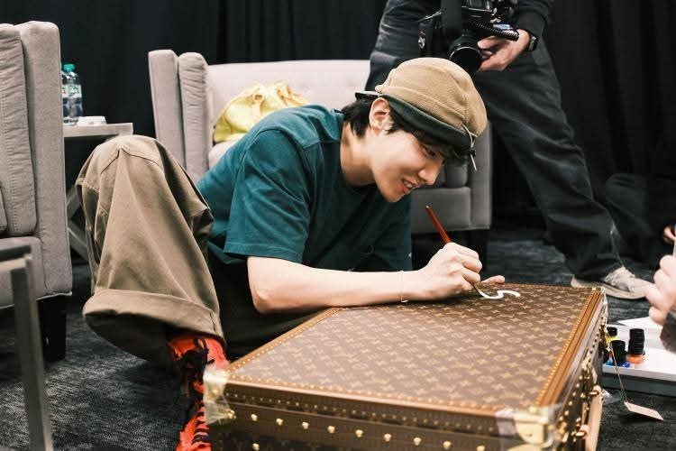 BTS Community Post - Hobi on BTS' iG channel Filling up one by one.. 🎨👨 🎨