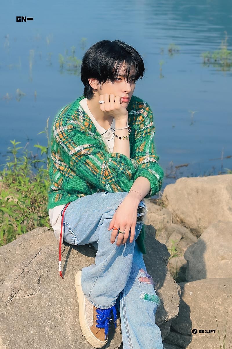 ENHYPEN Community Post - jake i wish can you please cut your bangs and ...